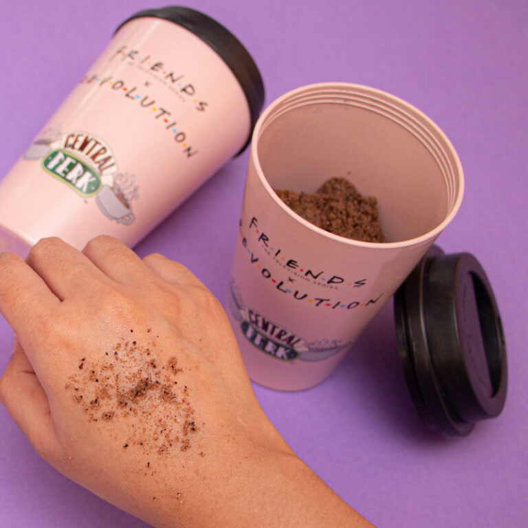 Friends x Revolution: trucco e accessori per un look anni ’90!