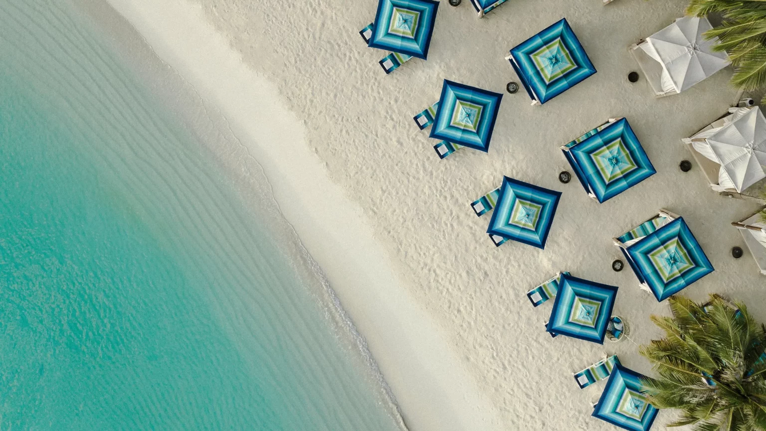 Le spiagge più esclusive reinventate dai brand di lusso